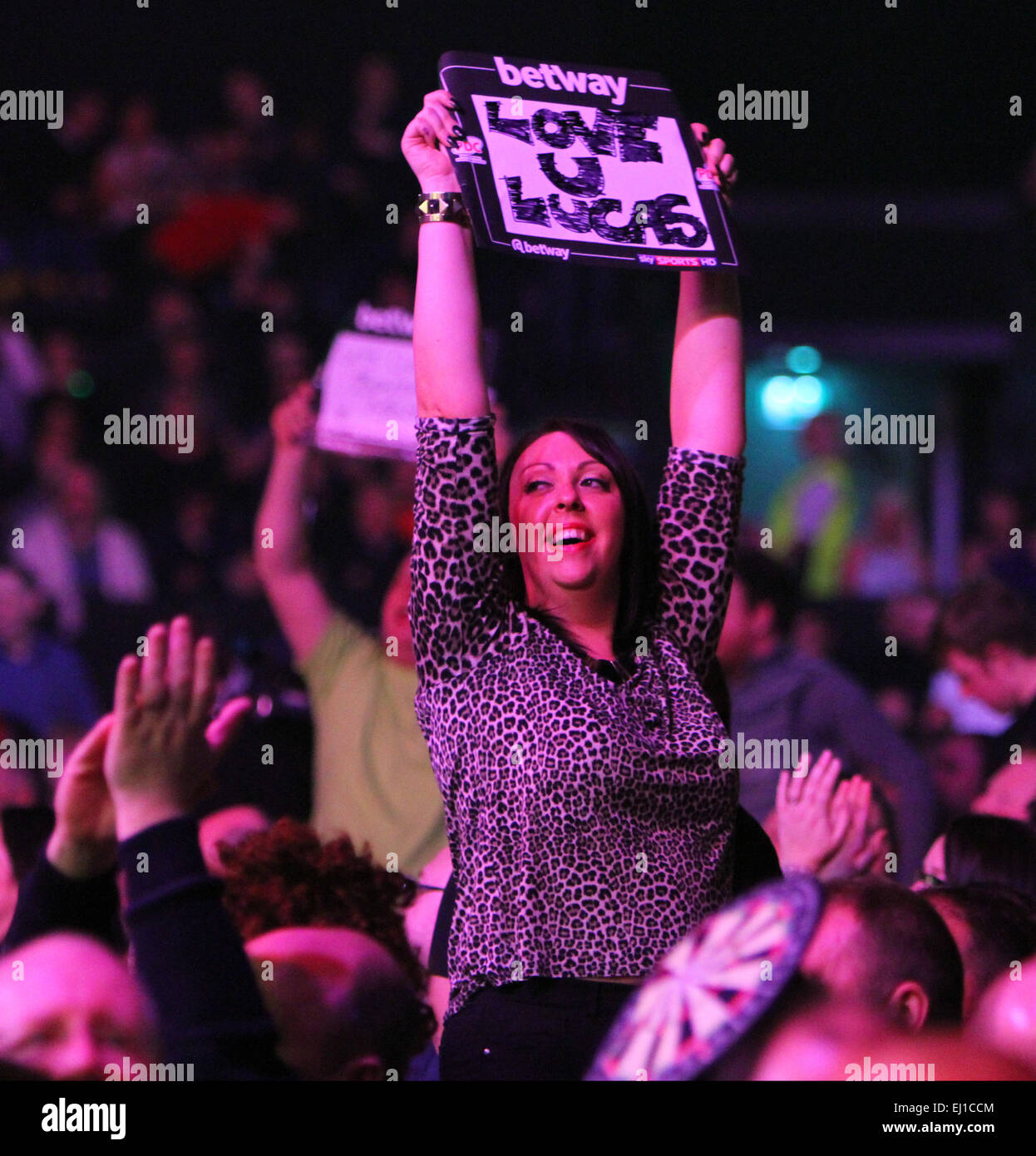 Darts action crowd fans hi-res stock photography and images - Alamy