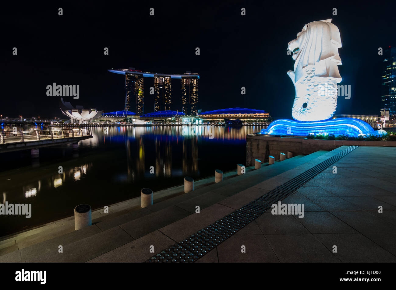 Illuminated nightscape marina bay hi-res stock photography and images ...