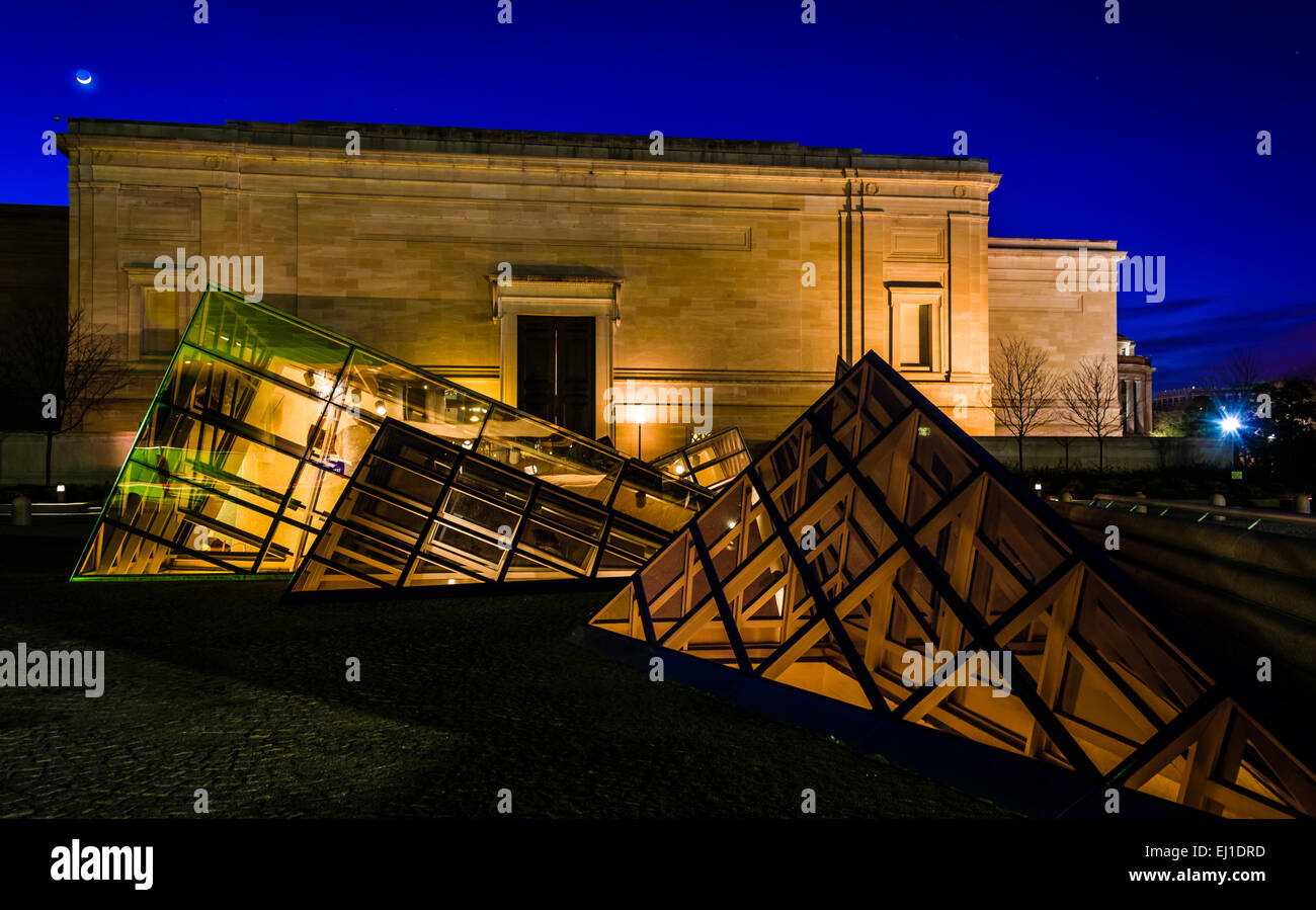 Glass pyramids hi-res stock photography and images - Alamy