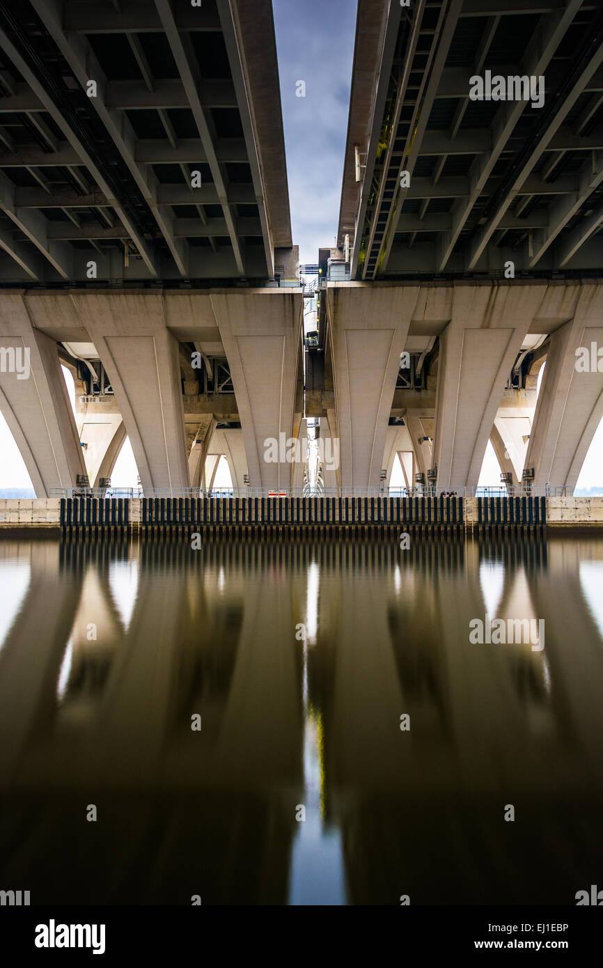 Woodrow wilson bridge in alexandria hi-res stock photography and images ...