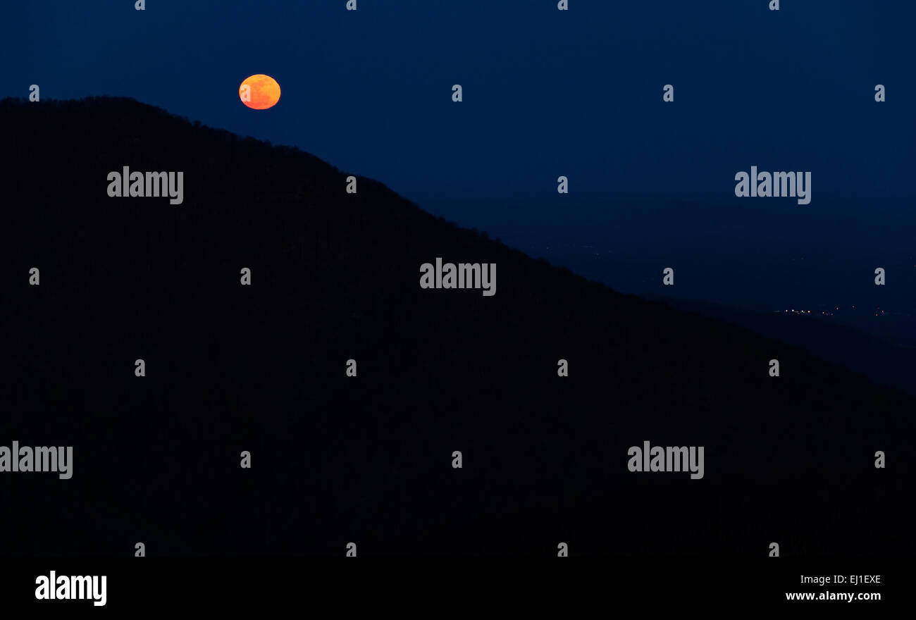 Moonrise over the Appalachian Mountains from Bearfence Mountain ...