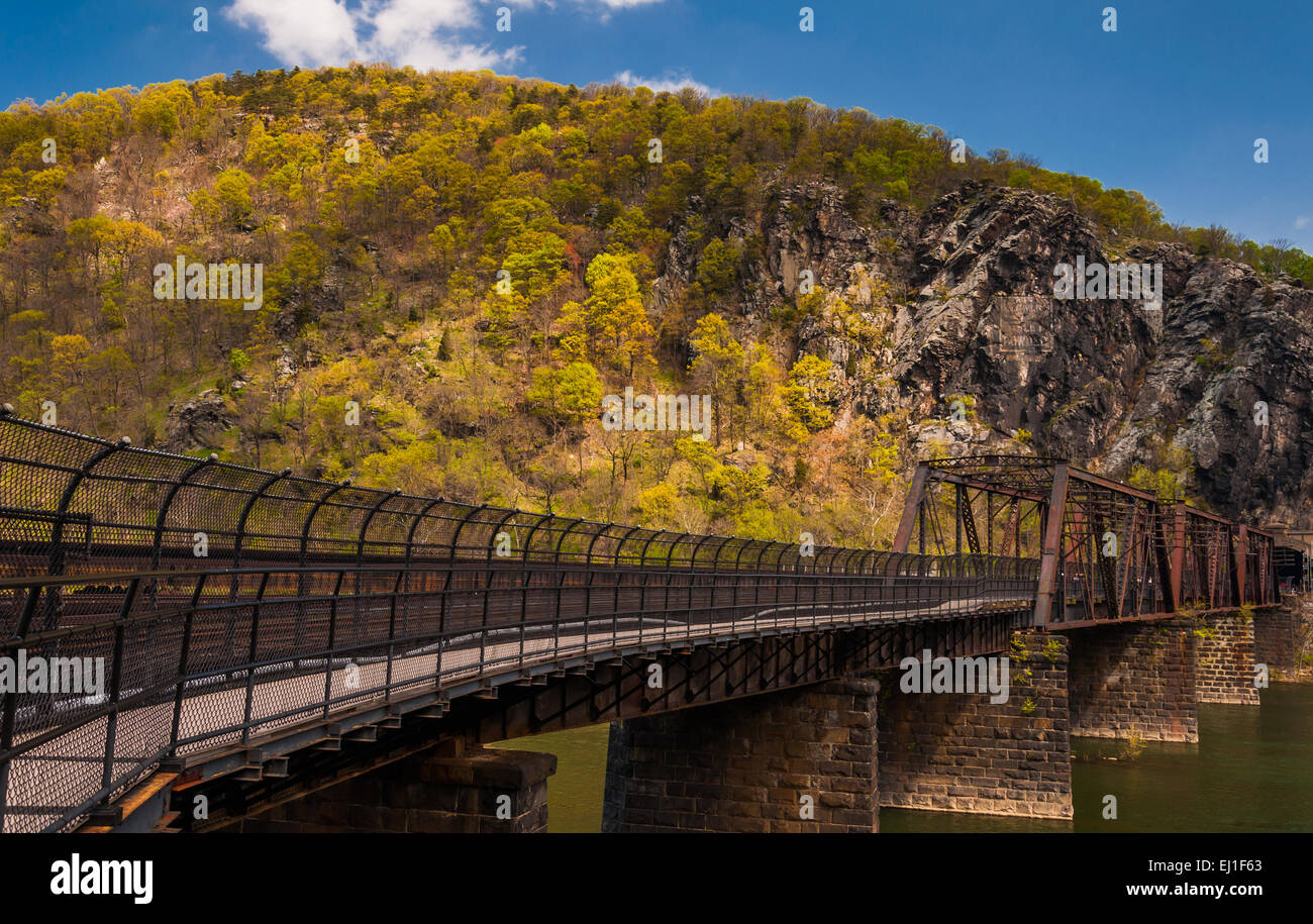 Pedestrian and train bridge over the Potomac River in Harper's Ferry ...