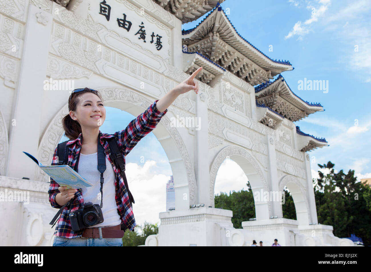 Person pointing at map hi-res stock photography and images - Alamy
