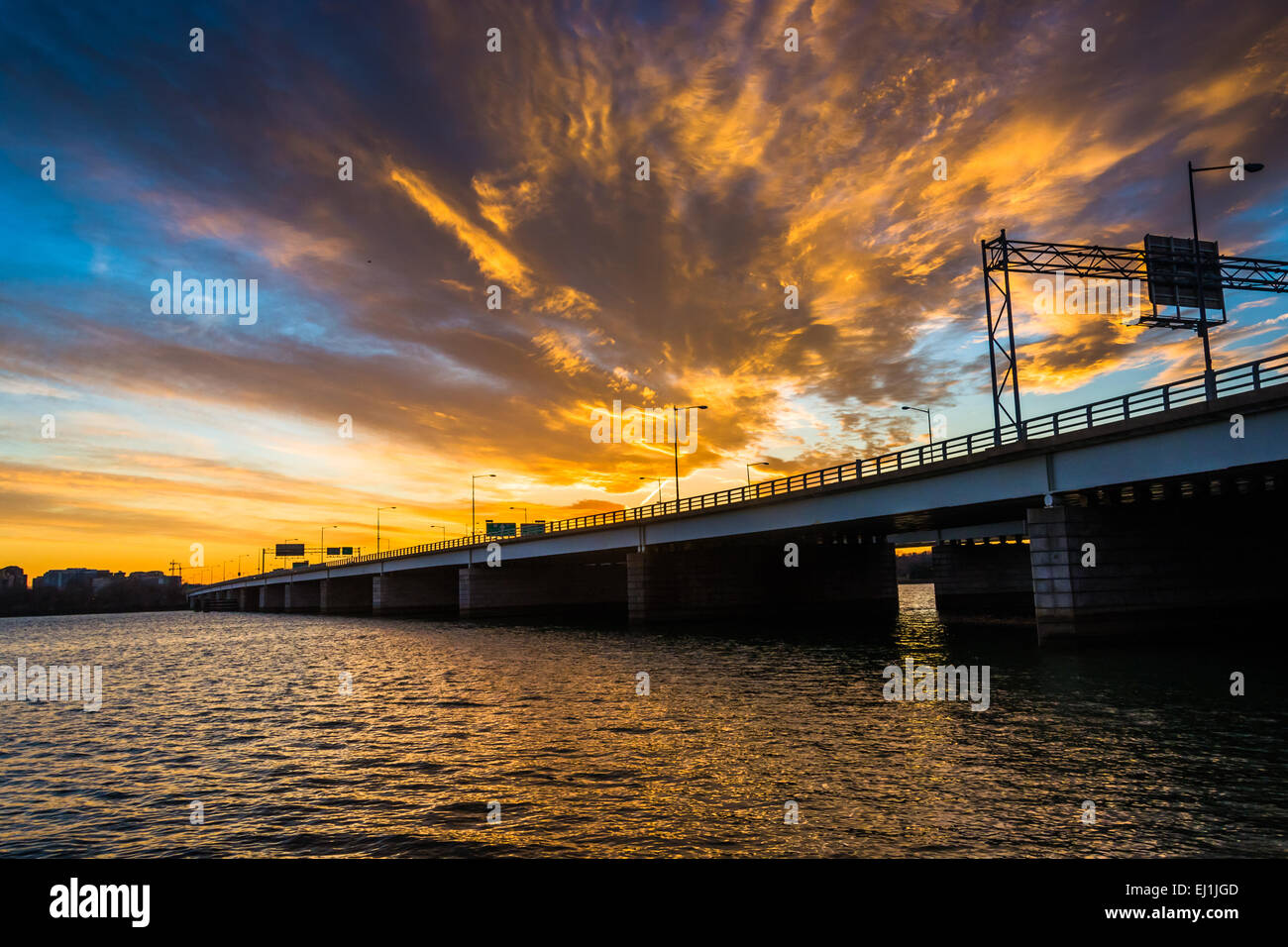 Sunset over the Potomac River and George Mason Memorial Bridge in ...
