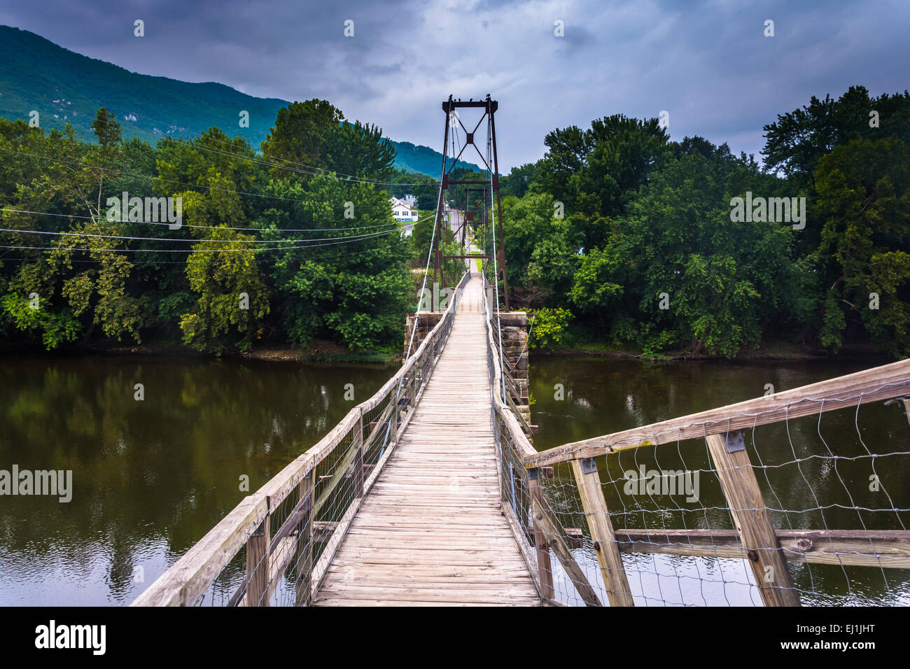 Old swinging bridge hi-res stock photography and images - Alamy