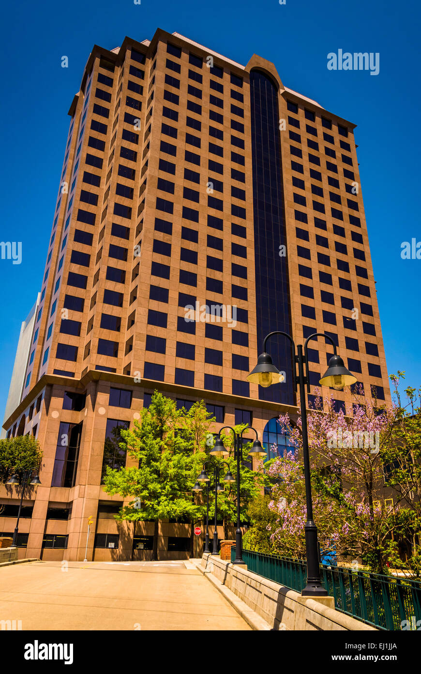 Tall office building in downtown Richmond, Virginia Stock Photo - Alamy
