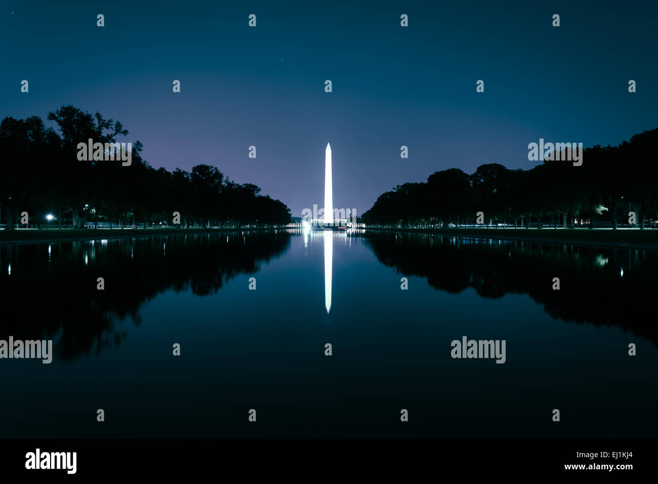 The Washington Monument reflecting in the Reflection Pool at night at ...