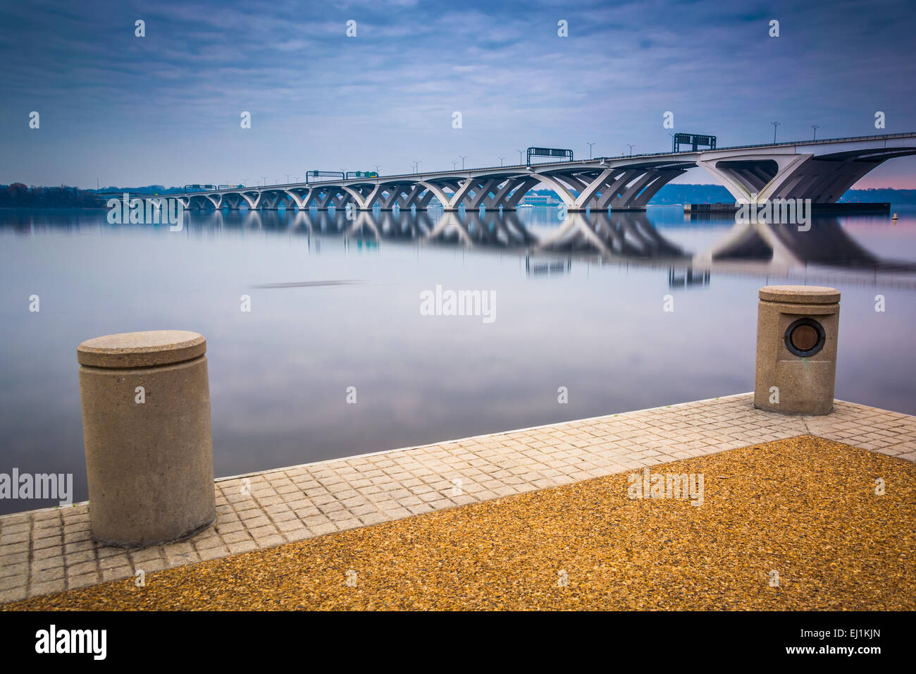 The Woodrow Wilson Bridge, seen from the Potomac River waterfront in ...