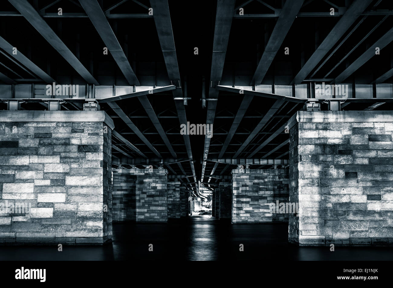 Under a bridge at night hi-res stock photography and images - Alamy