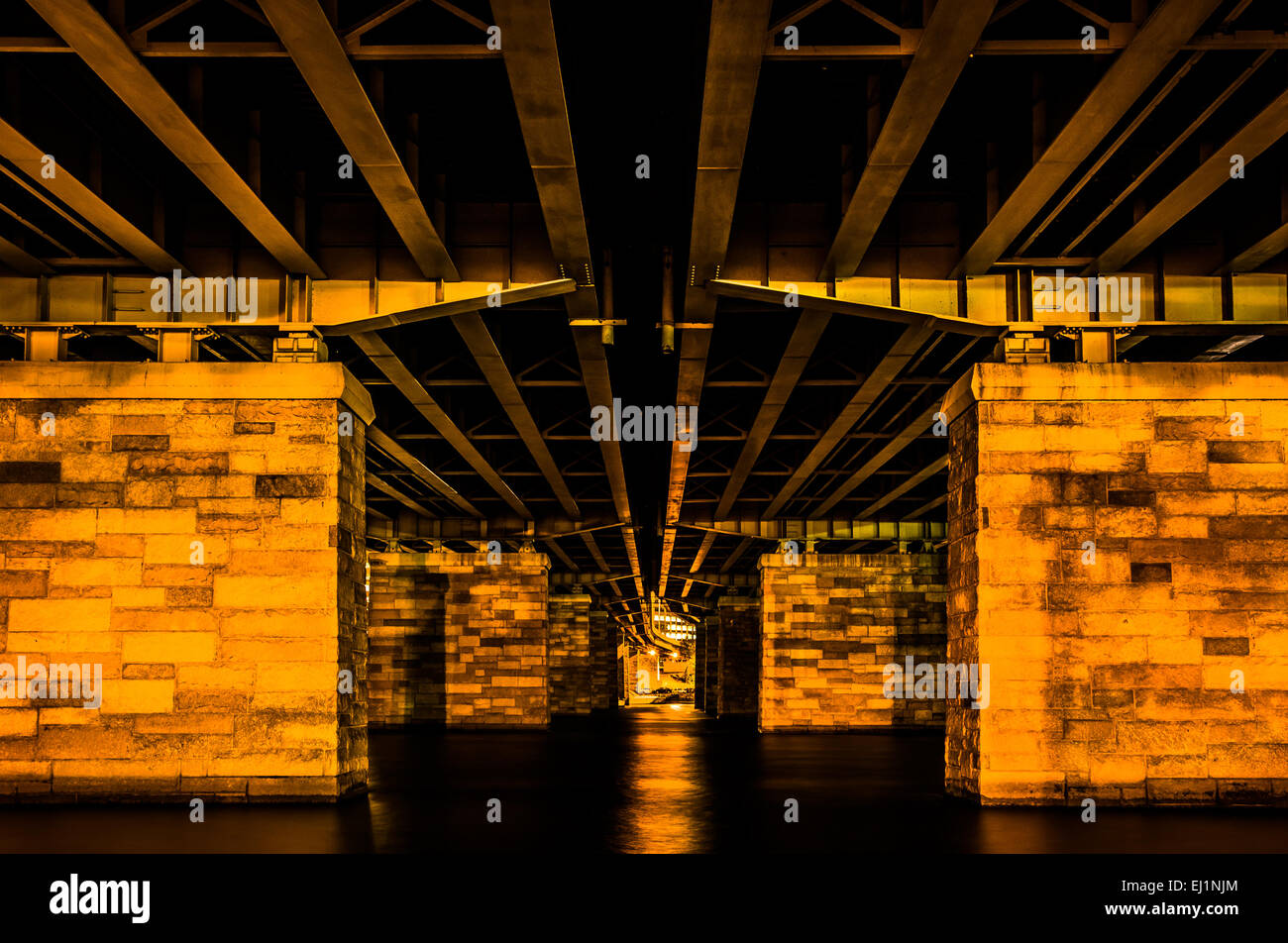 Under a bridge at night hi-res stock photography and images - Alamy