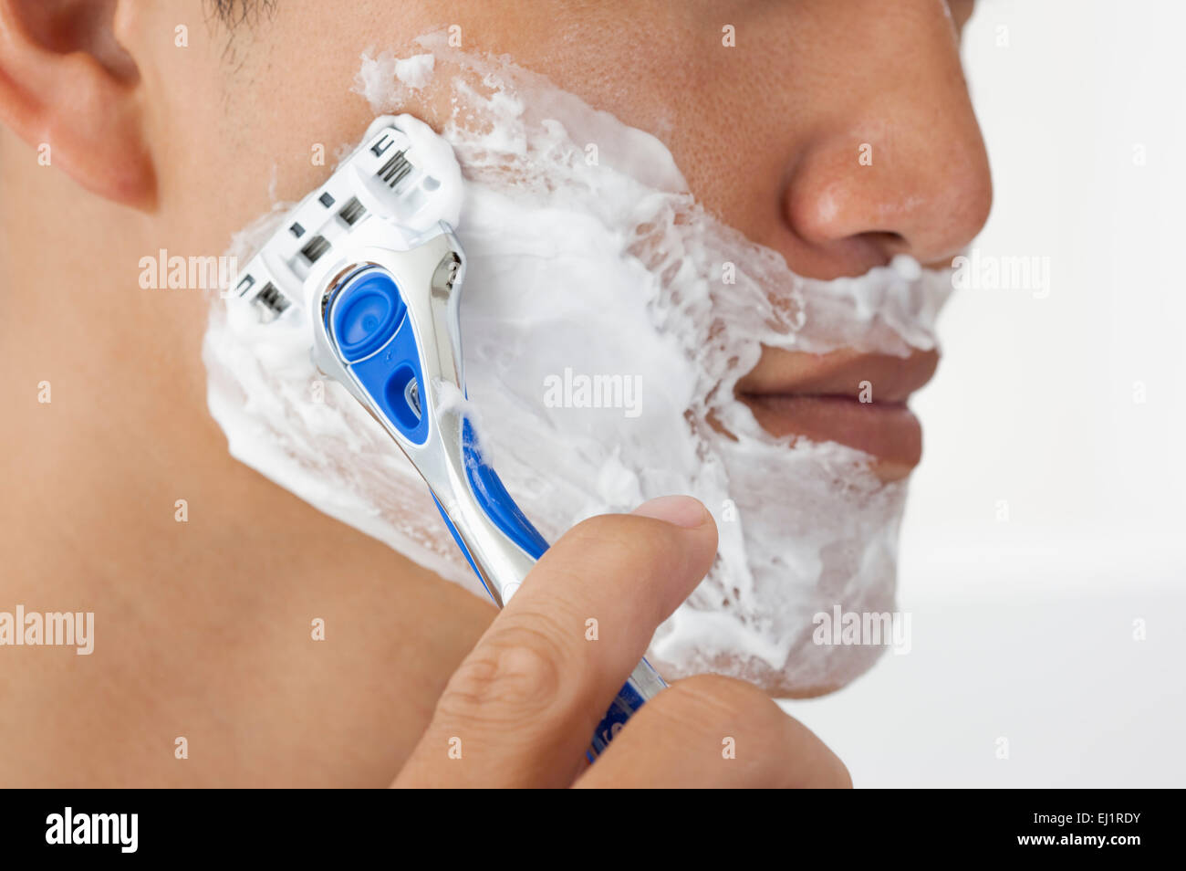 Man shaving with razor Stock Photo - Alamy