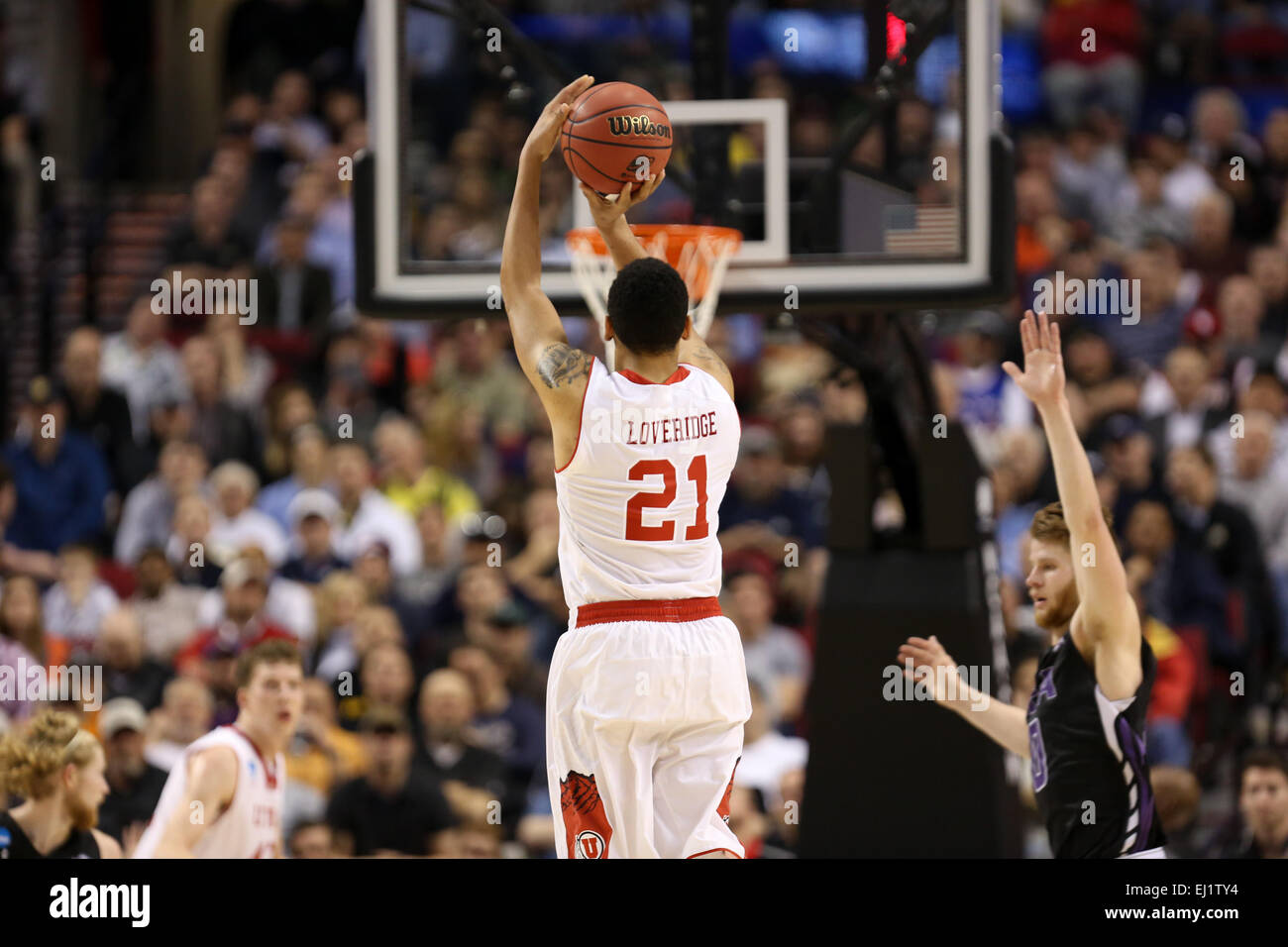 Portland, Oregon, USA. March 19, 2015 - JORDAN LOVERIDGE (21) shoots a ...