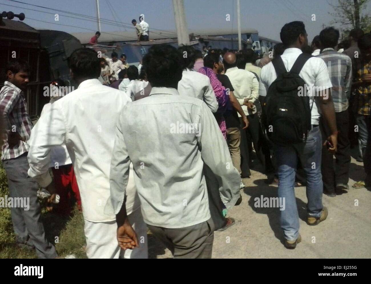 Bachhawaran, India. 20th Mar, 2015. Villagers arrived on the spot to ...