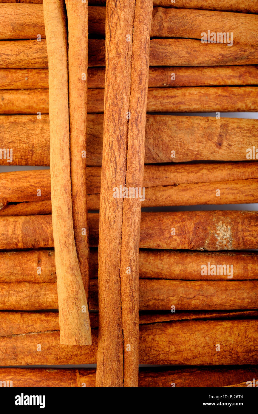 cinnamon stick spice background Stock Photo - Alamy