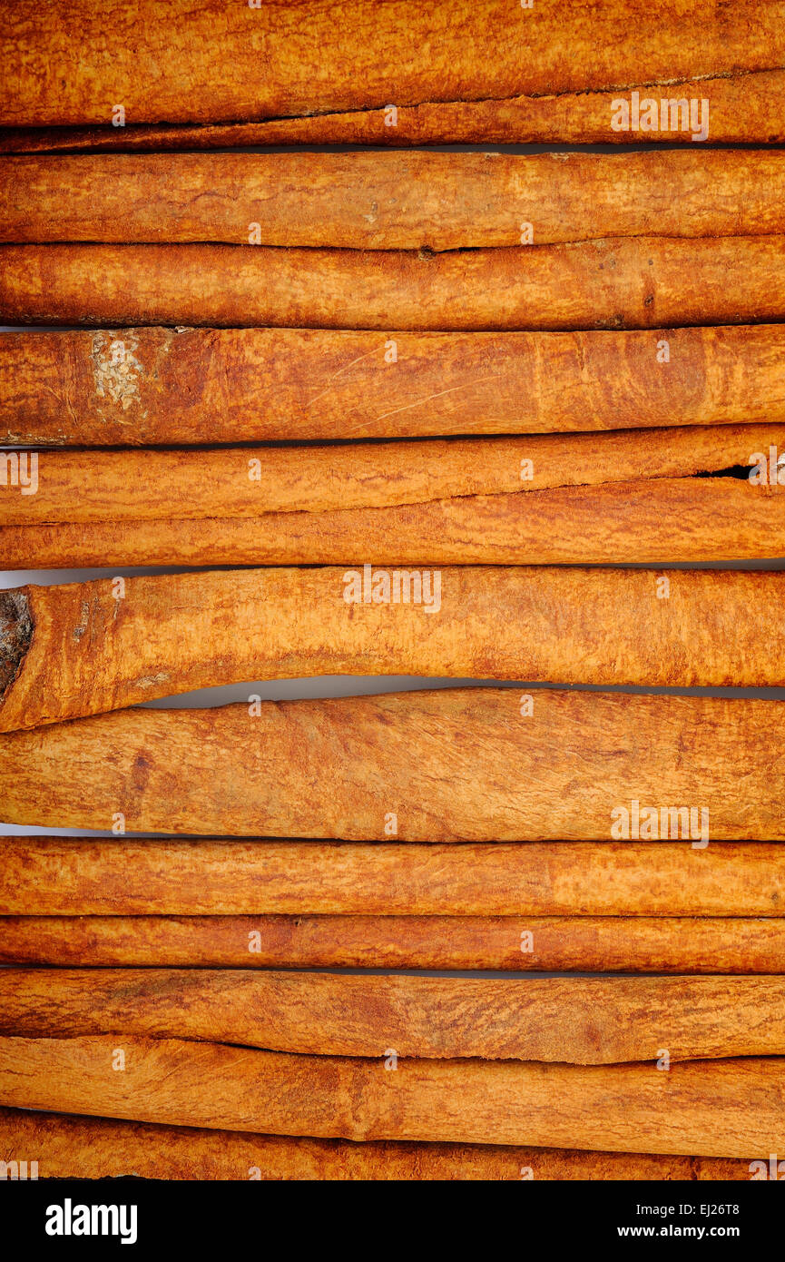 cinnamon stick spice background Stock Photo - Alamy