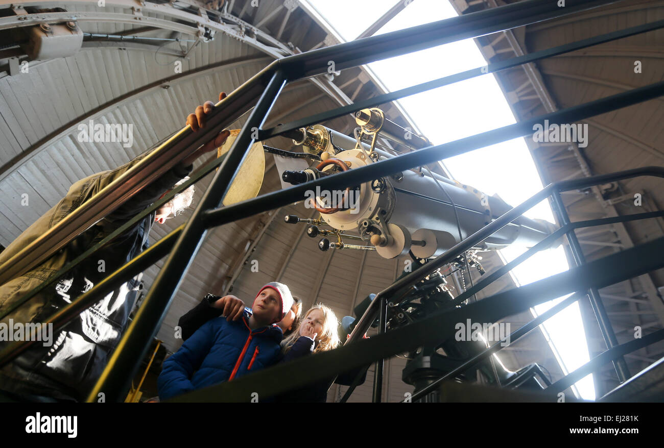 Berlin, Germany. 20th Mar, 2015. Students and adults look at the solar ...