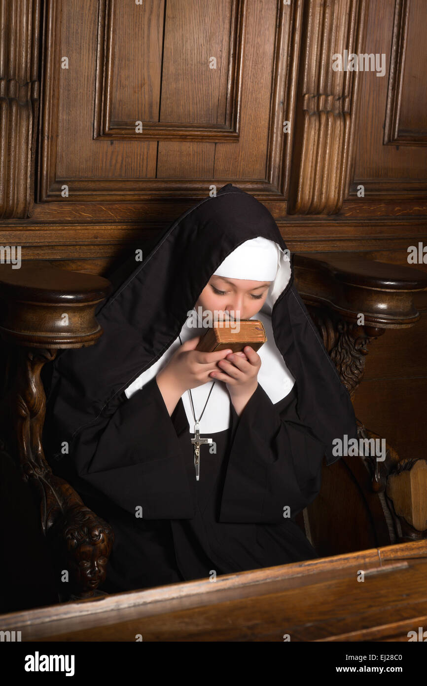 Nun praying with rosary hi-res stock photography and images - Alamy