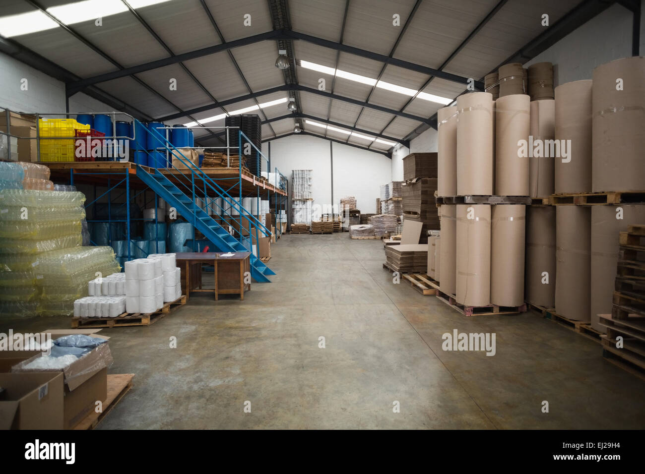 Plastic shipping boxes hi-res stock photography and images - Alamy
