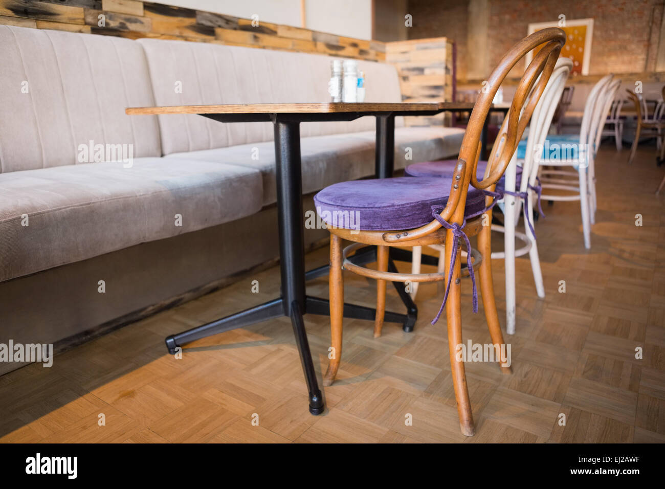 Coffee shop tables and chairs hi-res stock photography and images - Alamy