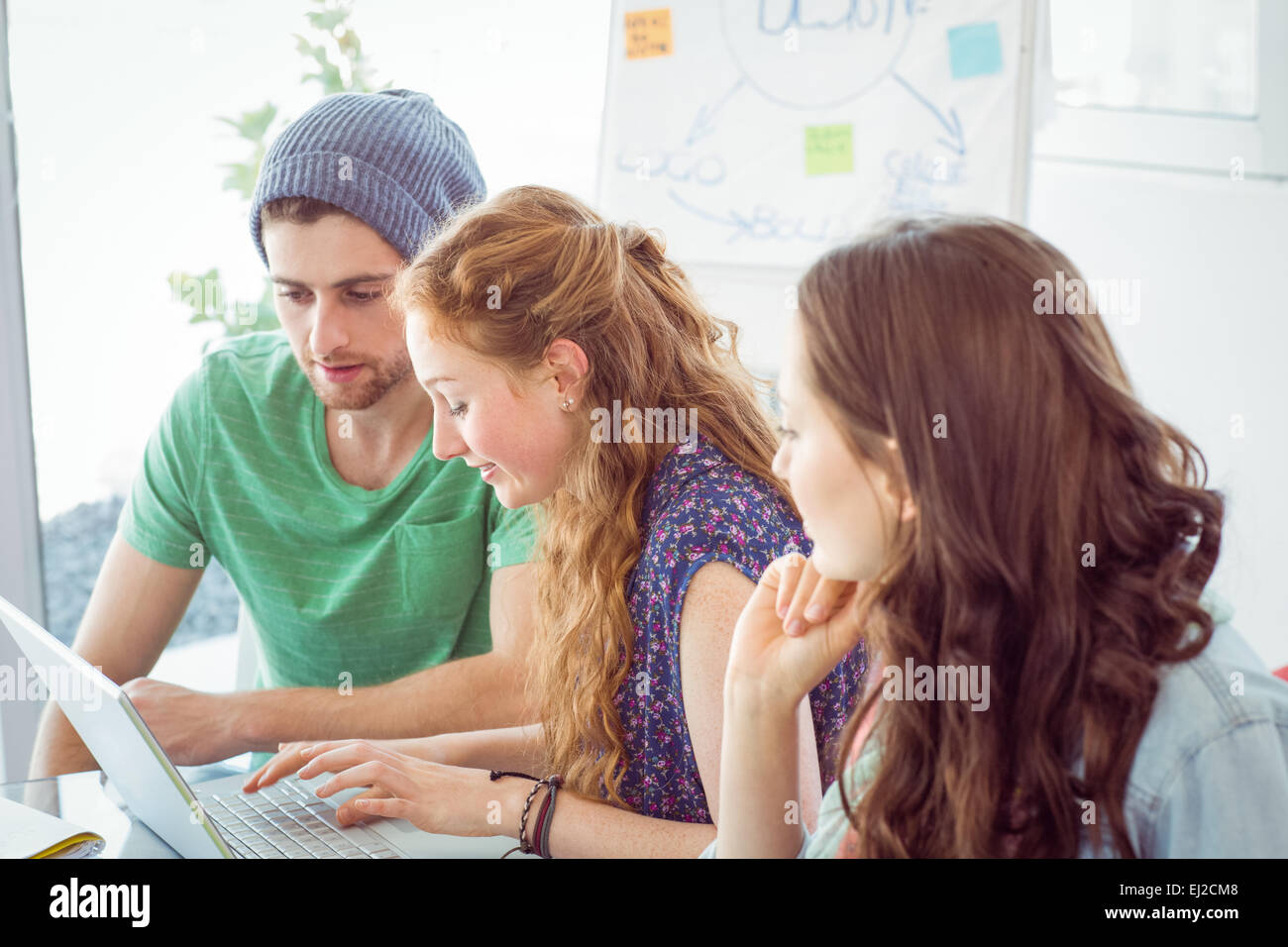 Students looking at computer hi-res stock photography and images - Alamy
