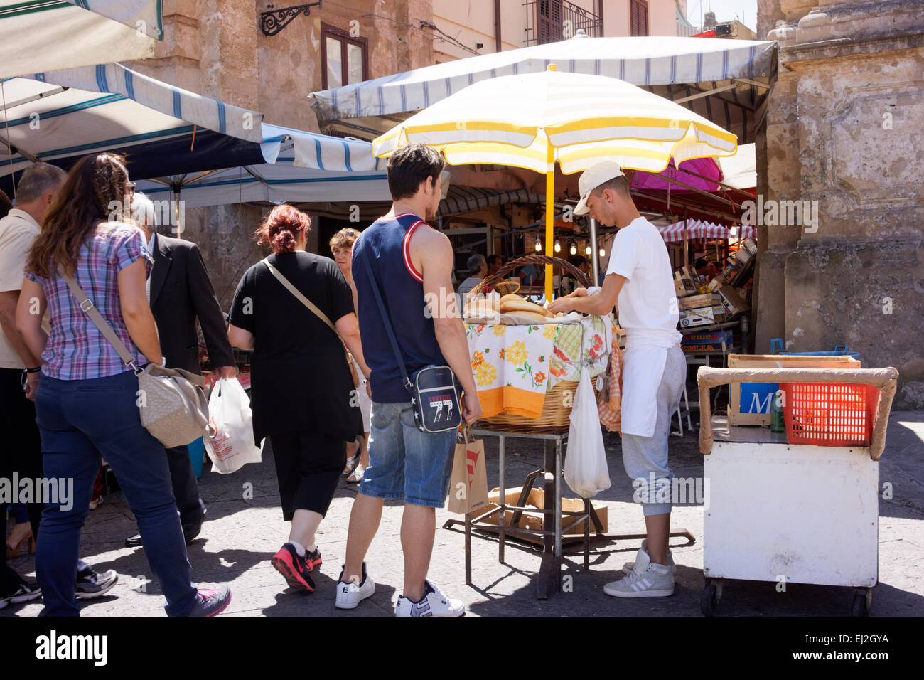 Palermo, Sicily. Capo market. Man selling frittola sandwiches Stock ...