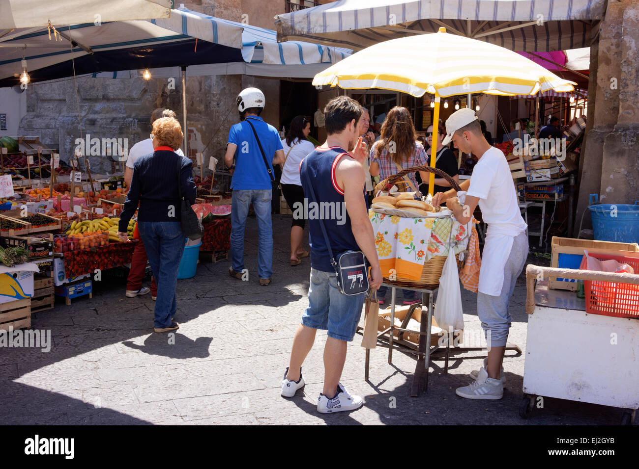Palermo, Sicily. Capo market. Man selling frittola sandwiches Stock ...