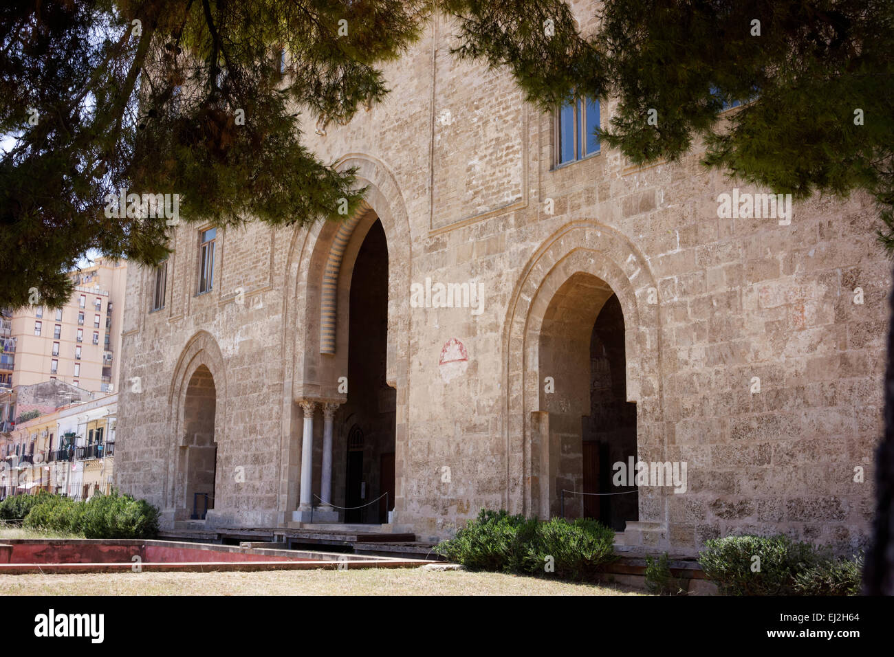 Zisa castle in Palermo, Sicily Stock Photo - Alamy