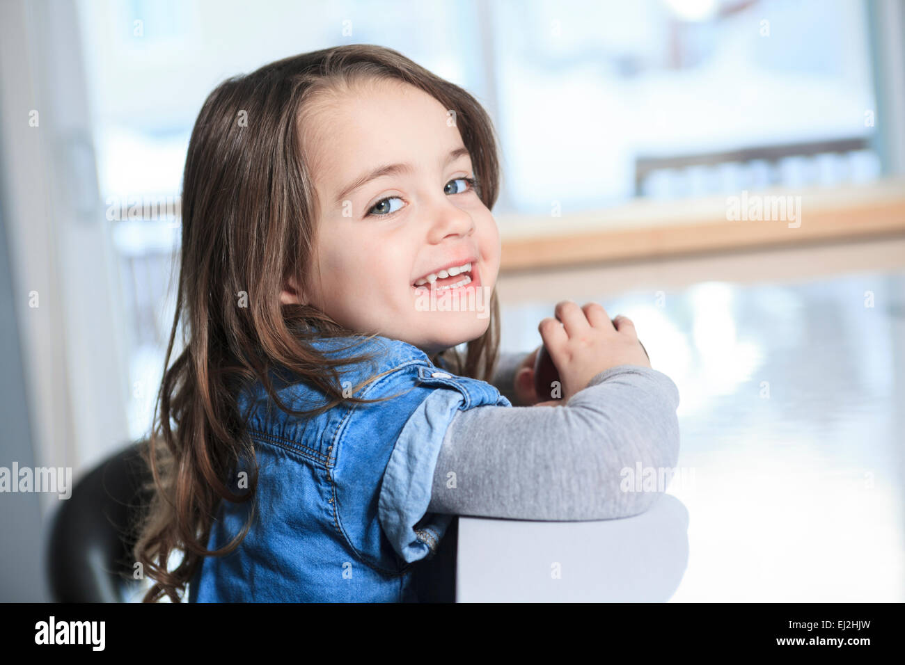 A children girl at kitchen with apple Stock Photo - Alamy