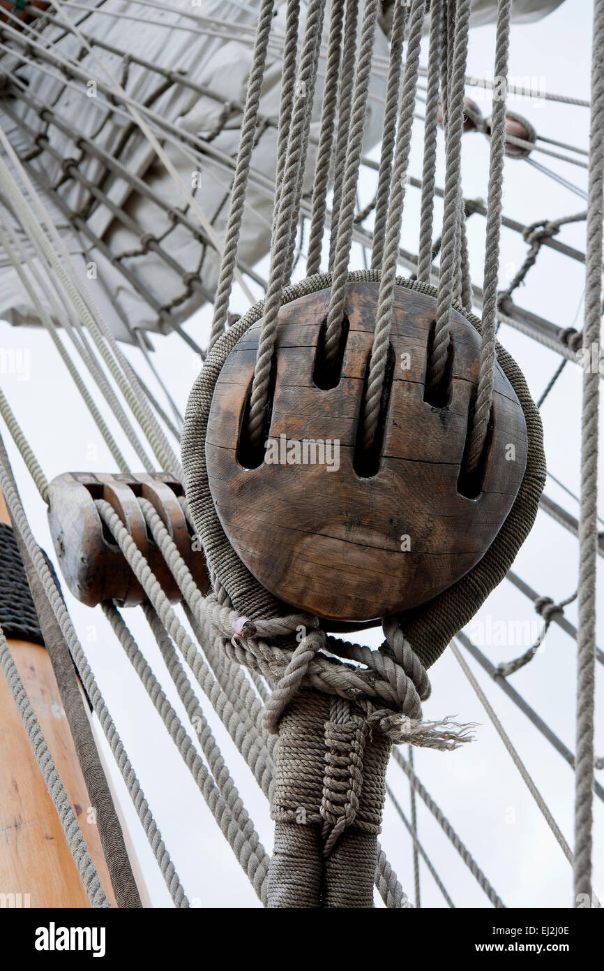 Old tackle on an old Russian sailing ship Stock Photo - Alamy