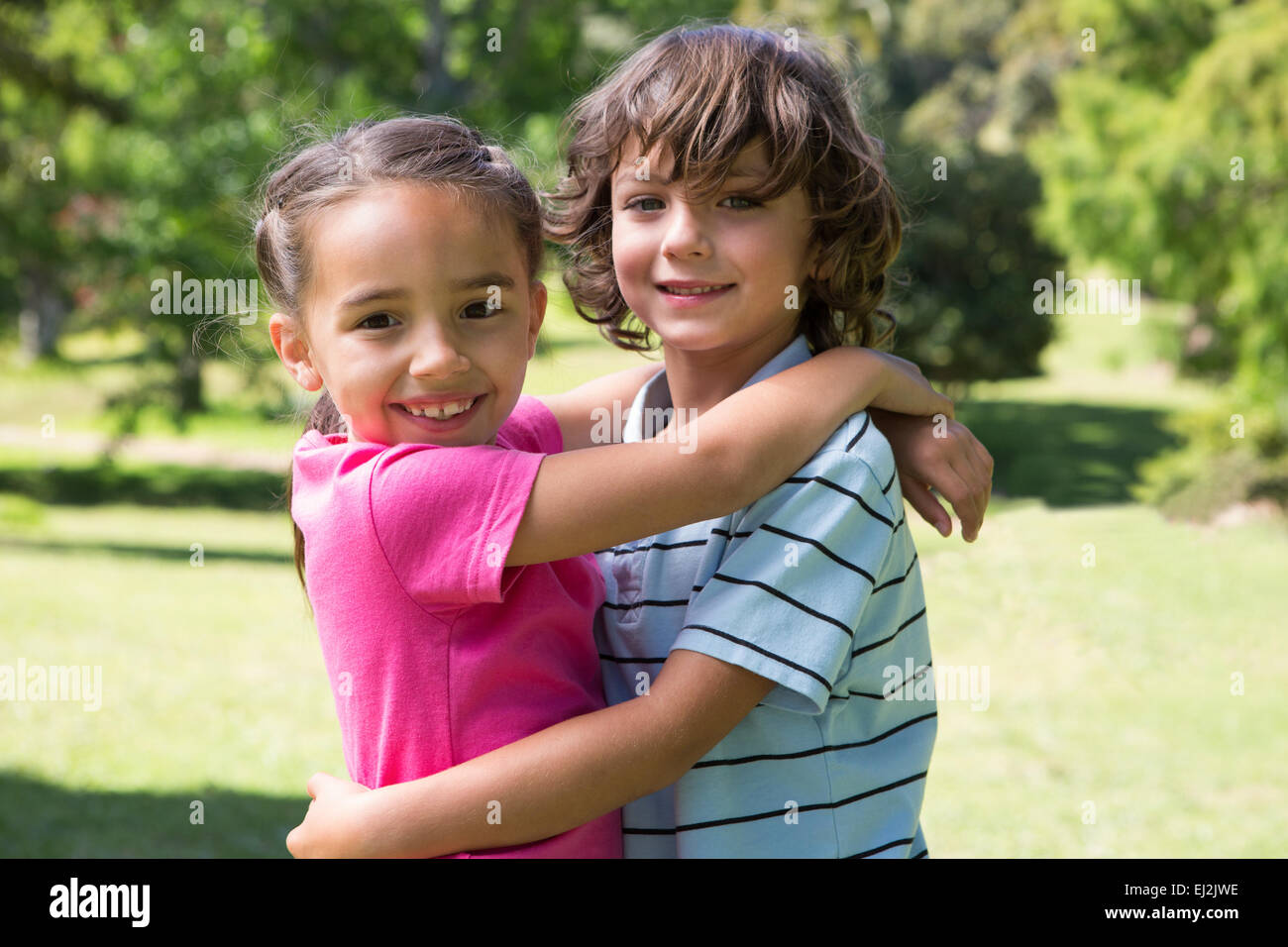 Brother hugging brother grass hi-res stock photography and images - Alamy