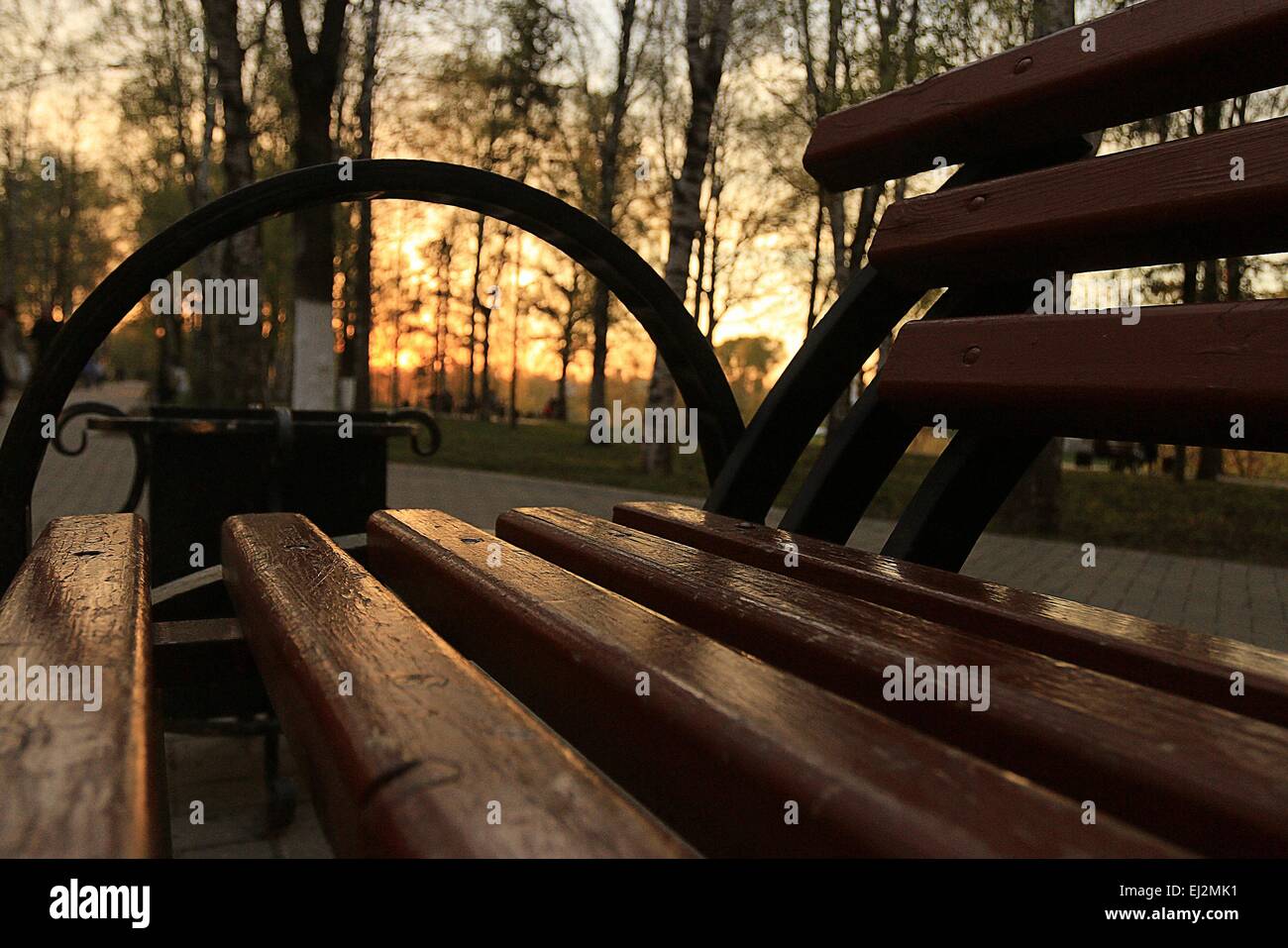 Autumn scene park bench background hi-res stock photography and images ...