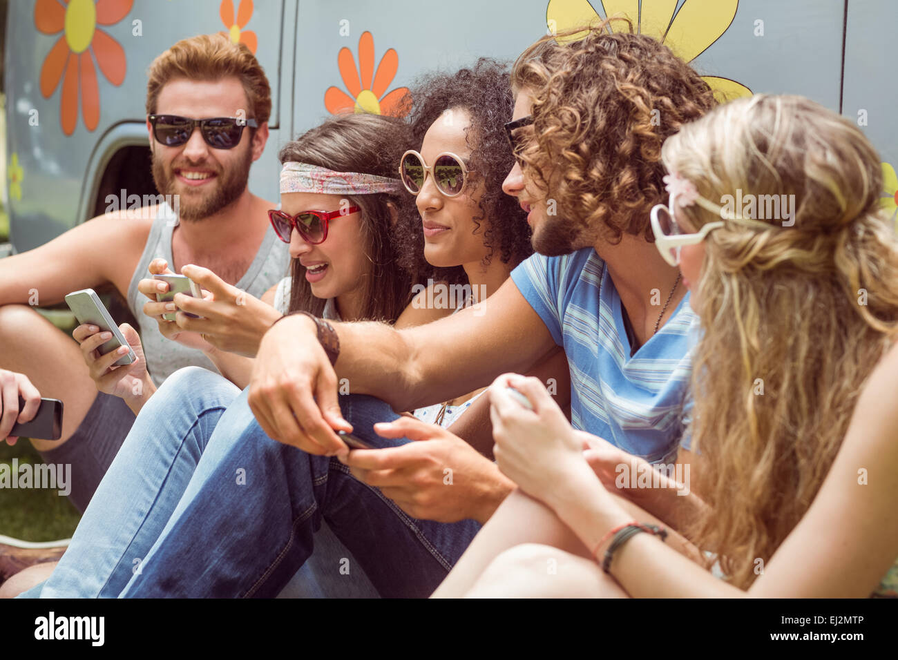 Friends with phones hi-res stock photography and images - Alamy