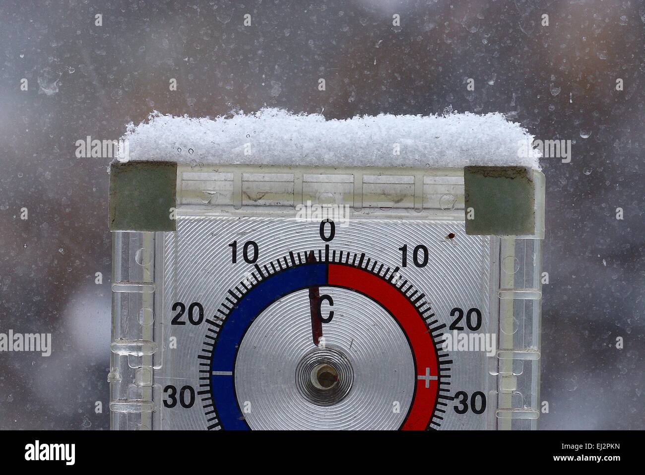 Cold outside thermometer hi-res stock photography and images - Alamy