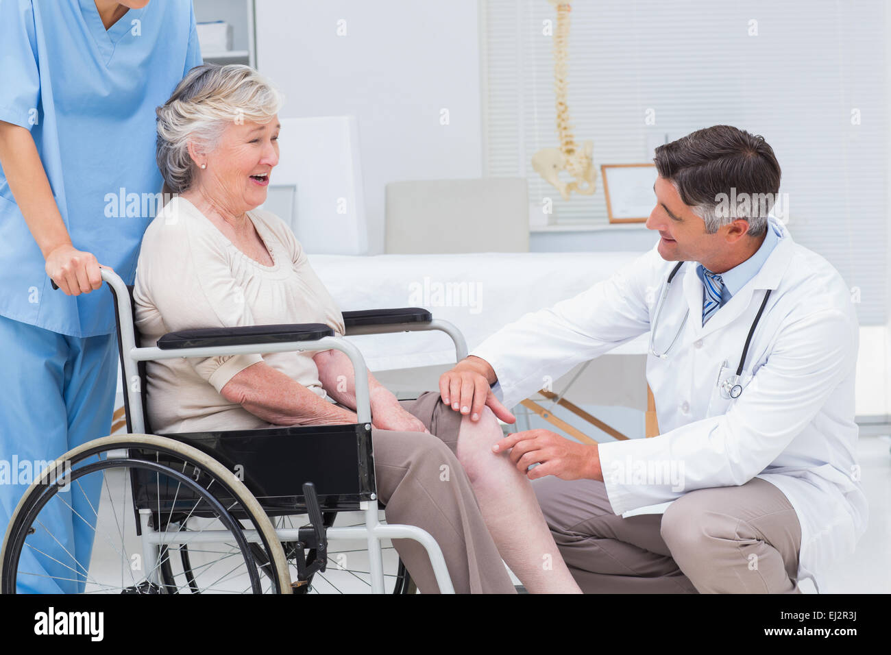 Doctor consulting patient knee hi-res stock photography and images - Alamy