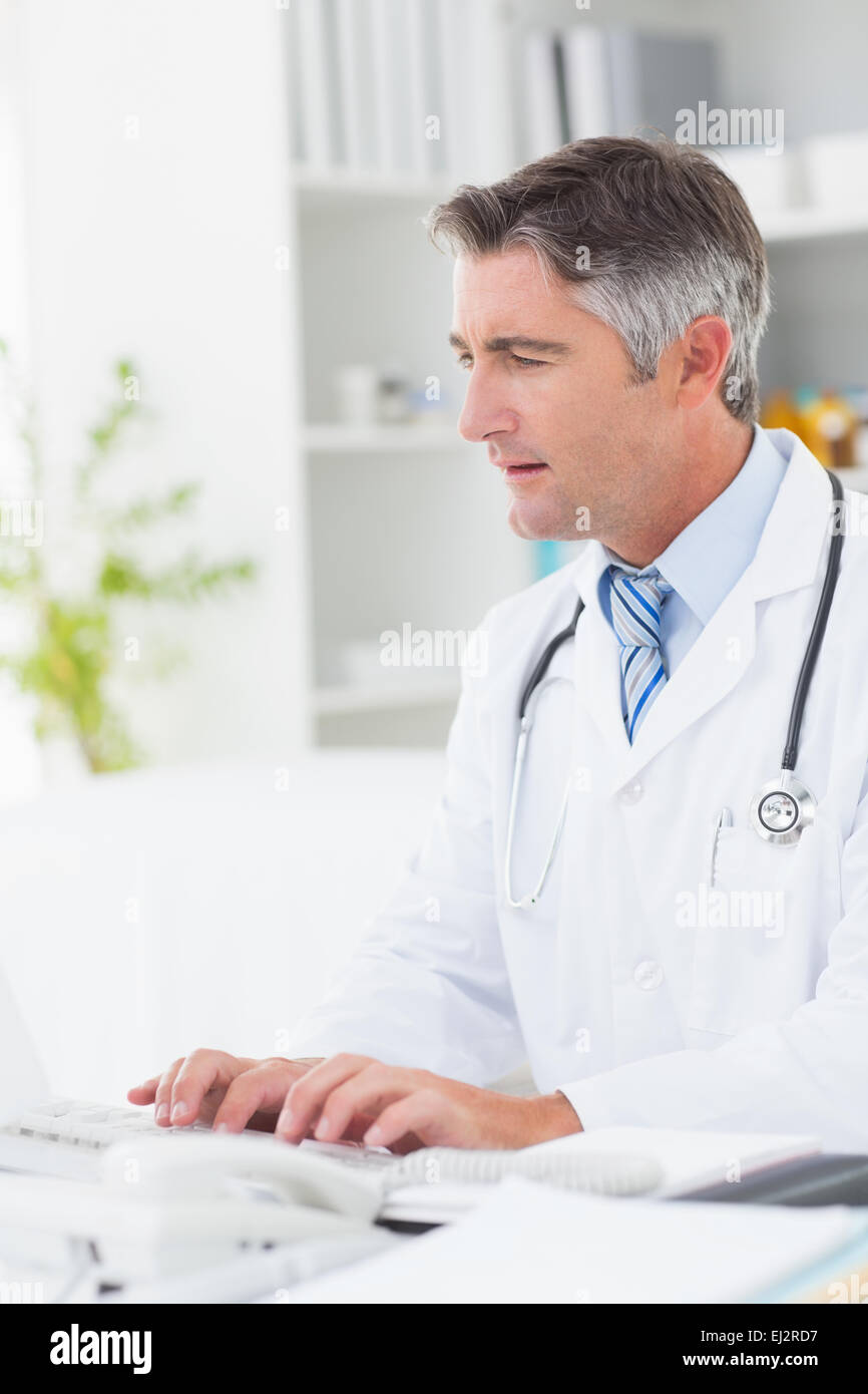 Doctor at computer hi-res stock photography and images - Alamy