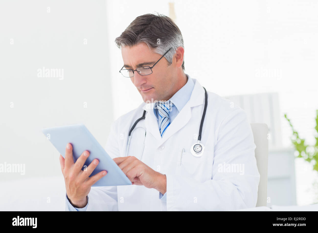 Doctor with touch tablet hi-res stock photography and images - Alamy