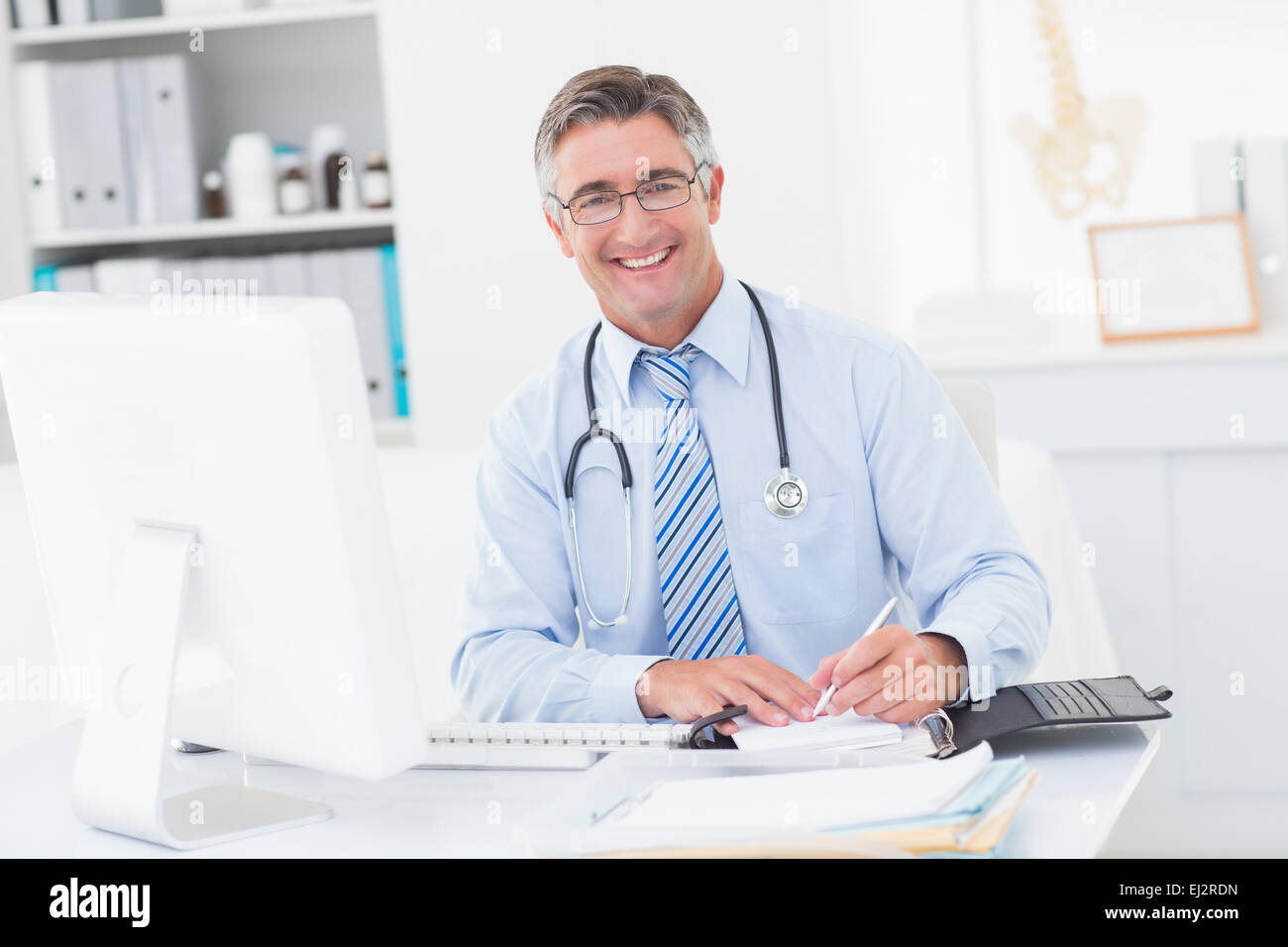 Doctor writing notes on paper hi-res stock photography and images - Alamy