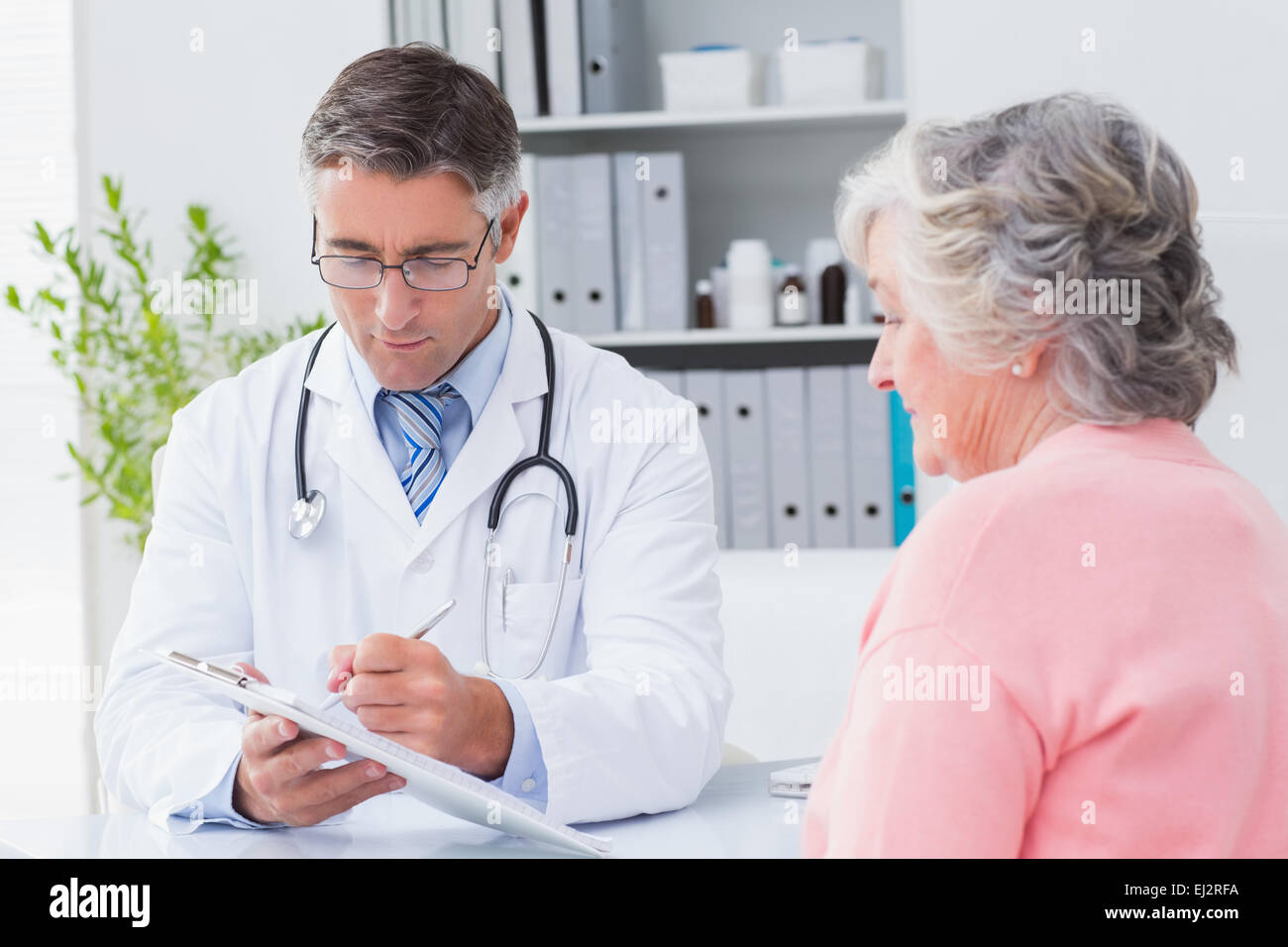 Explaining doctor hi-res stock photography and images - Alamy