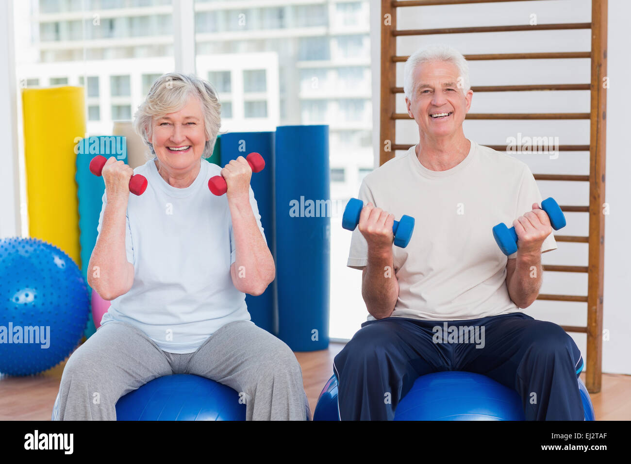 Elderly couple dumbbells hi-res stock photography and images - Alamy