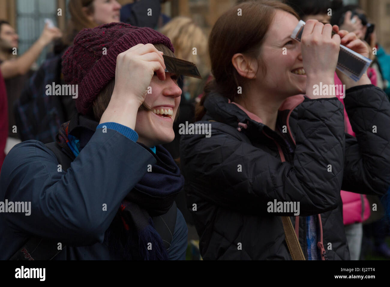People watching solar eclipse hi-res stock photography and images - Alamy