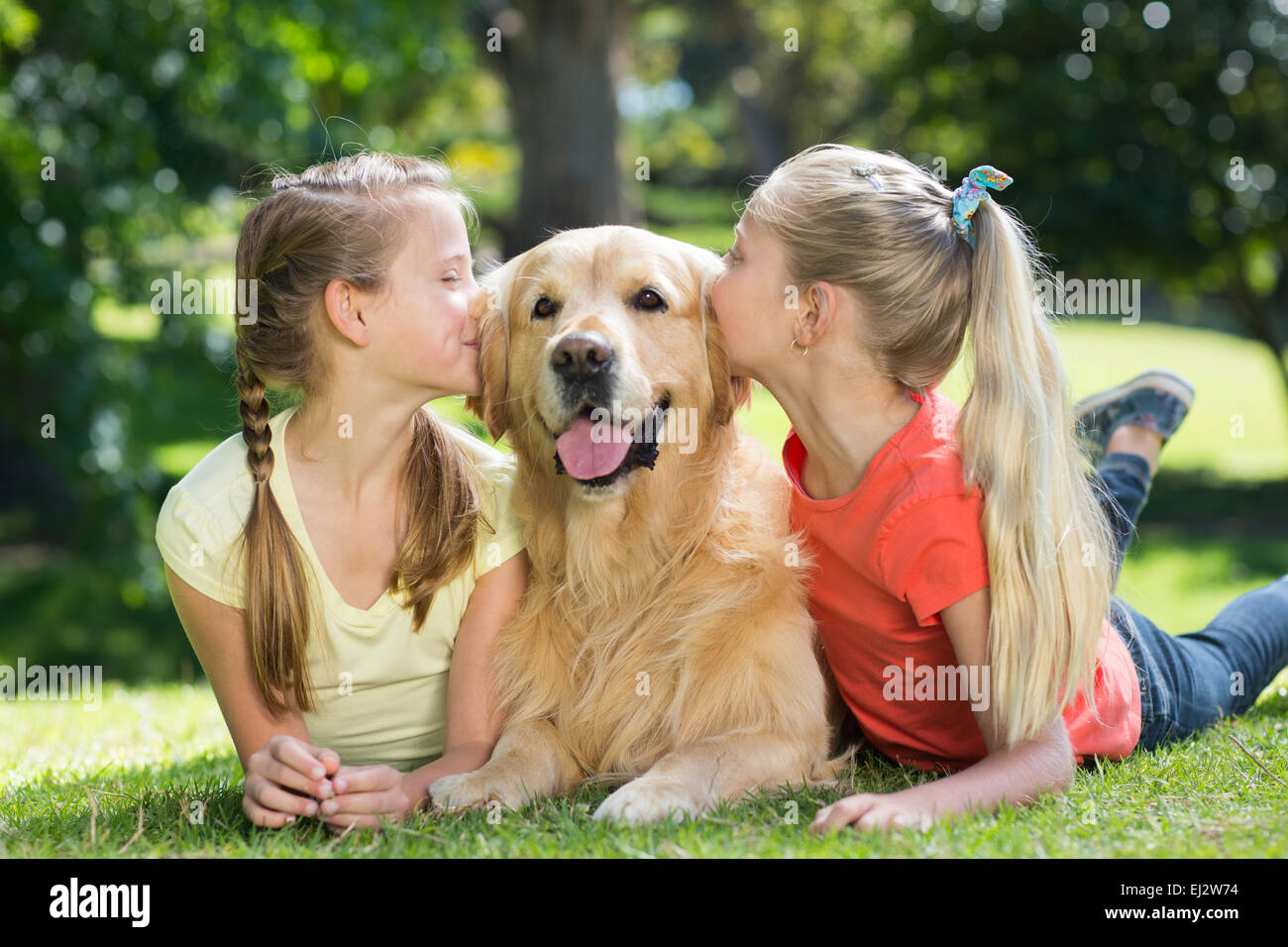 Sisters kissing hi-res stock photography and images - Alamy