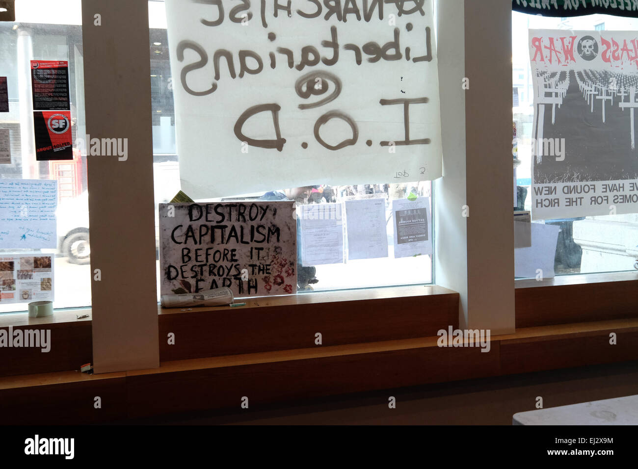 London, UK. 20th March, 2015. Police look into the building. Squatters ...