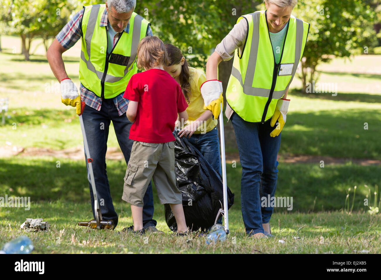 Children collecting rubbish hi-res stock photography and images - Alamy