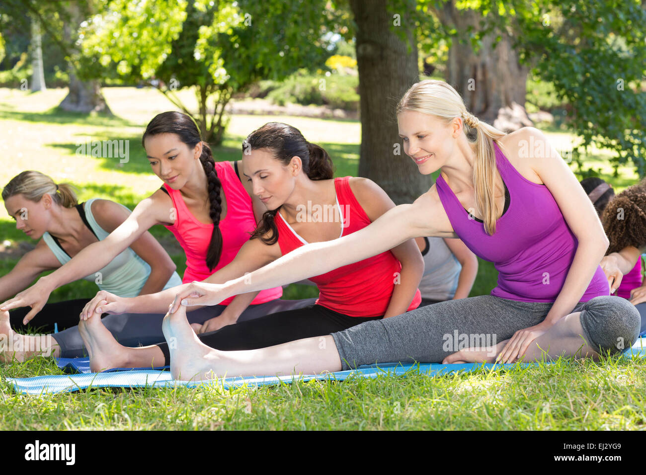 Group working out in yoga hi-res stock photography and images - Alamy