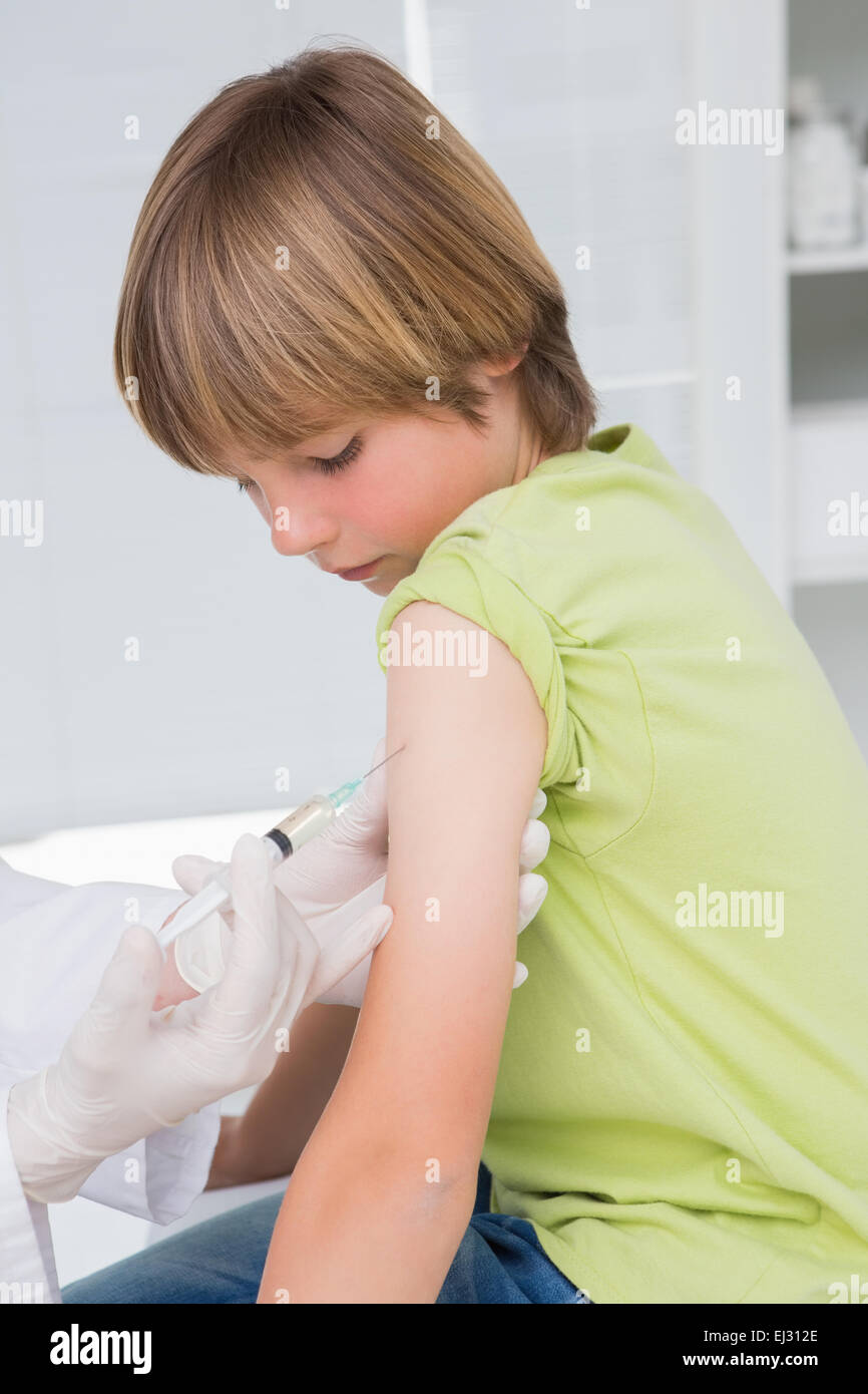 Doctor doing injection at little boy Stock Photo - Alamy