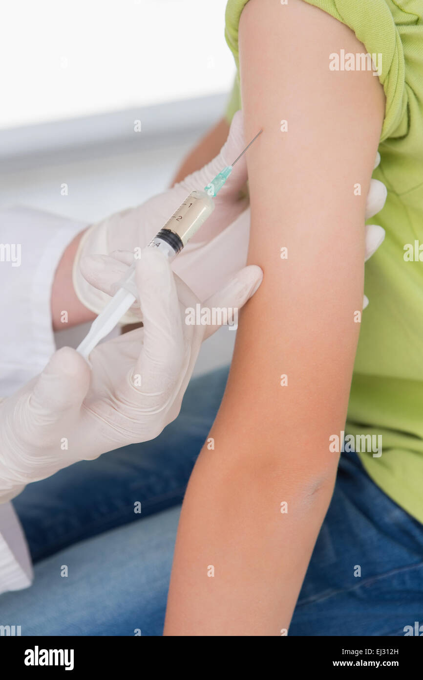 Doctor doing injection at little boy Stock Photo - Alamy