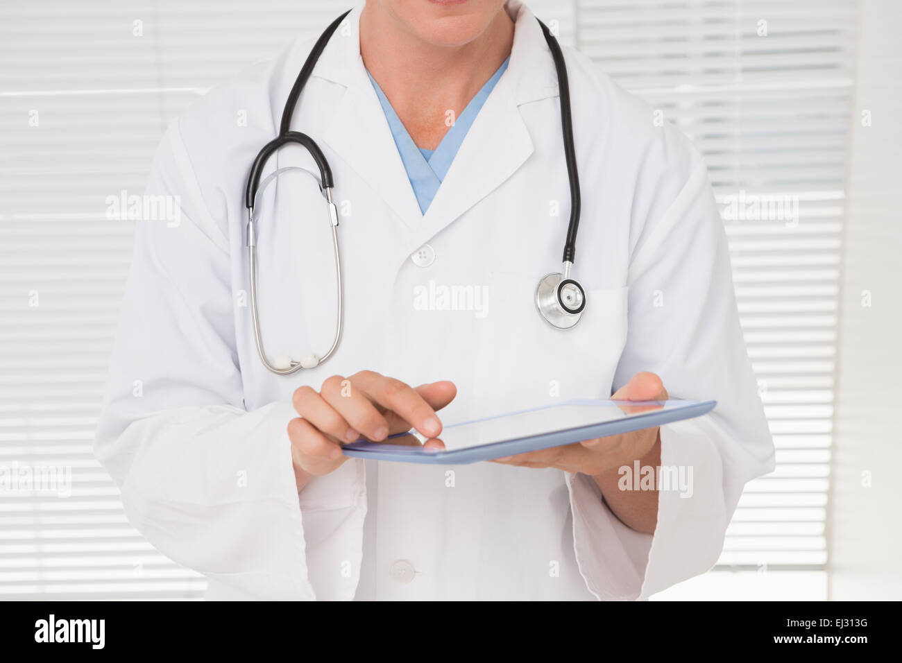 Female doctor tablet pc hospital hi-res stock photography and images ...