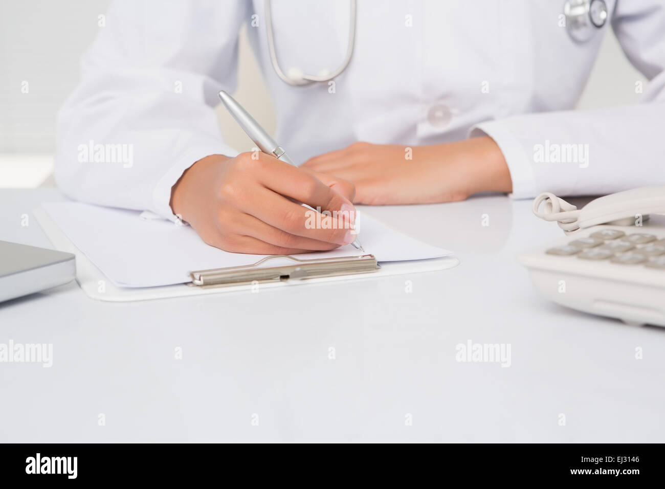 Doctor writing notes on clipboard hi-res stock photography and images ...
