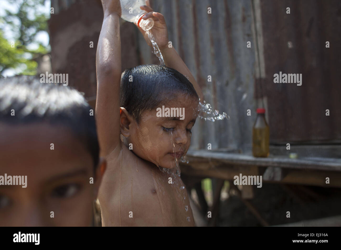 Children taking bath hi-res stock photography and images - Alamy