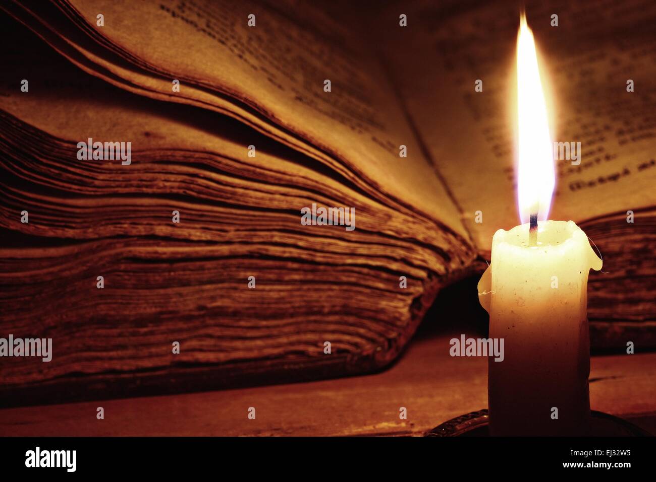 Open bible and candle hi-res stock photography and images - Alamy